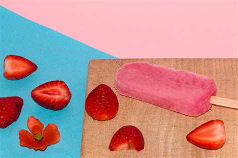 파스텔 블루 핑크 배경에 나무 보드에 딸기 아이스크림과 딸기 조각 창조적 인 여름 디자인 다과 0명에 대한 스톡 사진 및 기타 이미지 Istock