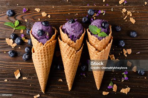 나무 부엌 테이블에 블랙 베리 아이스크림 웨이퍼 콘에서 플랫 평신도 보기 0명에 대한 스톡 사진 및 기타 이미지 0명 갈색