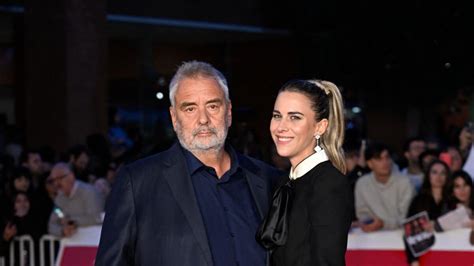 Luc Besson En Couple Avec Sarah Saldmann Ils Saffichent Collés Serrés Sur Le Tapis Rouge à