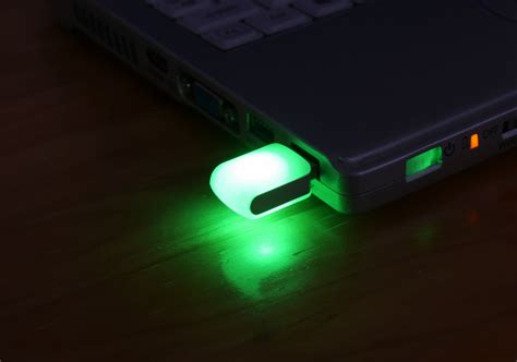 アプリ・各種サービスの通知やpcの状況をカラフルにお知らせするusbライト「blink 1 Mk2」を使ってみた Gigazine