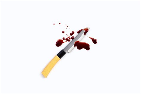 Cuchillo Con Sangre Sobre Superficie Blanca Foto Premium
