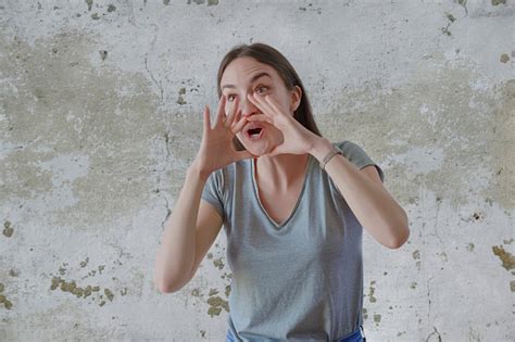 젊은 캐주얼 여자 소리 소리 또는 울고 감정적인 여자 비명 30 34세에 대한 스톡 사진 및 기타 이미지 30 34세 갈색 머리 감정 Istock