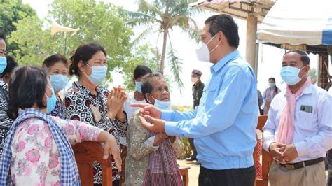 អភិបាលខេត្តឧត្តរមានជ័យ ប្រគេនស៊ីម៉ងត៍១៥តោន សម្ភារសំណង់ និងម៉ូតូ១គ្រឿង