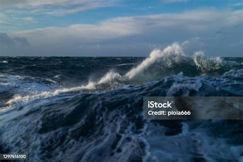 보트에서 탁 트인 바다의 파도가 있는 거친 바다를 조망할 수 있습니다 크루즈 여객선에 대한 스톡 사진 및 기타 이미지 크루즈 여객선 폭풍 0명 Istock