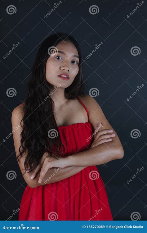 Jonge Mooie Aziatische Vrouw In Rode Kleding Stock Afbeelding Image Of Taal Aziatisch