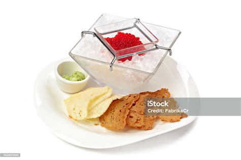 연어 캐비아는 얼음 위에 흰색으로 격리 된 빵 조각으로 제공됩니다 0명에 대한 스톡 사진 및 기타 이미지 0명 건강한 생활방식 날것 Istock
