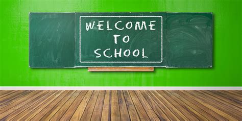 녹색 칠판에서 학교 텍스트에 오신 것을 환영합니다 복사 공간이 녹색 그런 지 벽과 나무 바닥 3d일러스트에 걸려 칠판 질감 0명에 대한 스톡 사진 및 기타 이미지 Istock