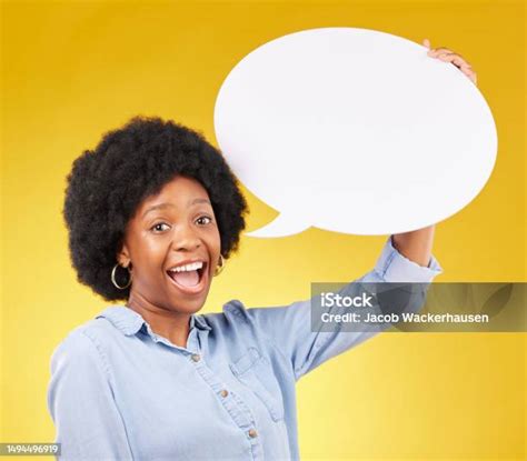 말풍선 초상화 행복한 흑인 여성이 소셜 미디어 광고 또는 공간을 위한 모형을 들고 있다 얼굴 포스터 그리고 뉴스에 광고판이 있는