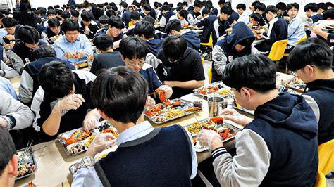 학교 급식 어디까지 먹어 봤니 평소에 볼 수 없는 역대급 학교 급식 돈마호크 랍스터 장어구이 몰아보기 Top3 Top3 Amazing Korean School