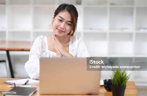 Bahagia Pengusaha Asia Duduk Di Tempat Kerjanya Di Kantor Wanita Muda