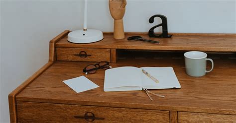 램프와 책이 놓인 나무 책상 사진 Unsplash의 찻잔 이미지