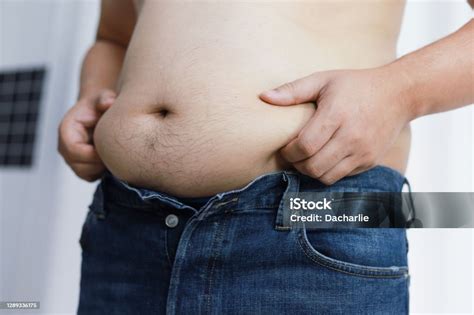 다이어트 개념에 뚱뚱한 배를 가진 남자 과체중 남자는 자신의 뚱뚱한 배를 만지고 무게를 잃고 싶어 과체중에 대한 스톡 사진 및 기타 이미지 Istock