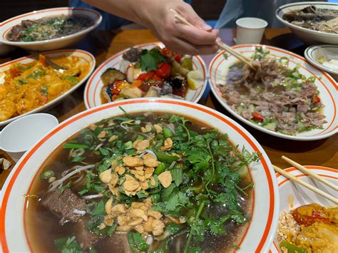 우리집은 명절에 요리를 하지 않는다 오빠와 내가 평소에 계모임처럼 돈을 모으는데 그걸로 명절 외식비를 전부 충당한다 우리집은 명절에도 굉장히 평화롭다 아가~ 설거지는