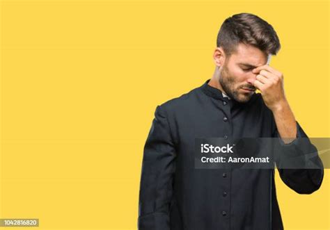 코와 눈 피로 두통 느낌 바르고 피곤된 격리 된 배경 위에 젊은 가톨릭 기독교 성직자 남자 스트레스와 좌절 개념입니다 건강관리와 의술에 대한 스톡 사진 및 기타 이미지