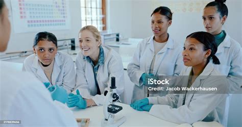 의과 대학에서 학습 교육 및 연구를 위해 대학에서 학생들과 함께 과학 실험실 및 교사 학교 생명 공학 및 실험 공부 및 교육을