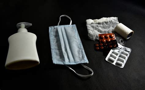 검은 배경 상단보기에 보호 의료 마스크 및 소독제 코로나 바이러스 발생 방어 코로나 바이러스로부터 소독제 및 핸드 워시 보호 0명에 대한 스톡 사진 및 기타 이미지 Istock