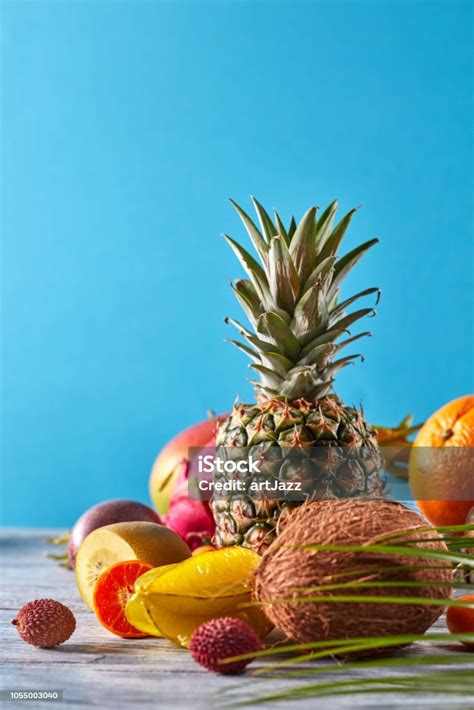 잘 익은 파인애플 코코넛 Karambola 망고 회색 파란색에 나무 열매와 이국적인 열 대 과일에서 구성 감귤류 과일에 대한 스톡 사진 및 기타 이미지 Istock