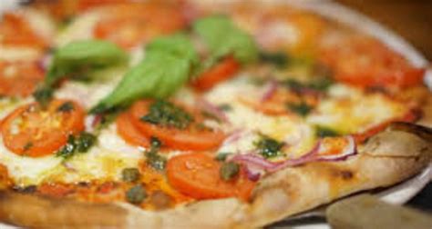 Receta De Pizza Casera F Cil Con Tomate Cebolla Caramelizada Y R Cula