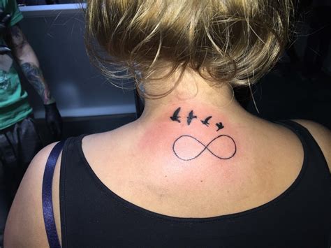 Vrouwelijke Tattoo Laten Zetten Uitleg Over De Betekenis En Stijl