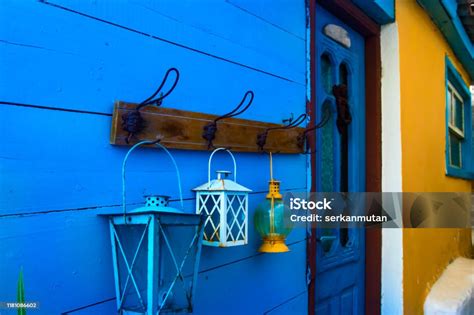사모스 섬 그리스 사모스 코카리 마을 화려한 벽과 파란색 흰색 노란색 등불입니다 0명에 대한 스톡 사진 및 기타 이미지 0명 경관 경외감 Istock