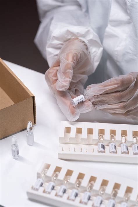 무료 이미지 백신 생성물 소매 몸짓 손가락 세례반 흰 코트 행사 패션 액세서리 음악 손목 무지 작업복 어린이 방 네일 건강 관리 금속