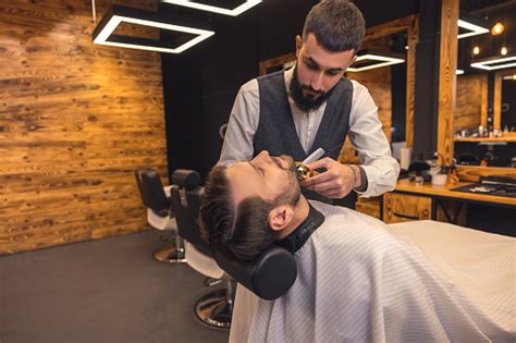 이발소에서 미용사에게 수염 머리를 자르는 수염 난 남자 20 24세에 대한 스톡 사진 및 기타 이미지 20 24세 30 34세 가꿔주기 Istock