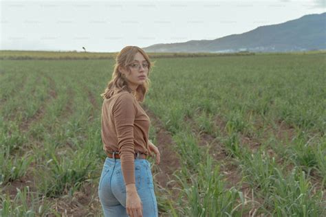 흐린 하늘 앞에 서있는 사람 사진 Unsplash의 초상 이미지