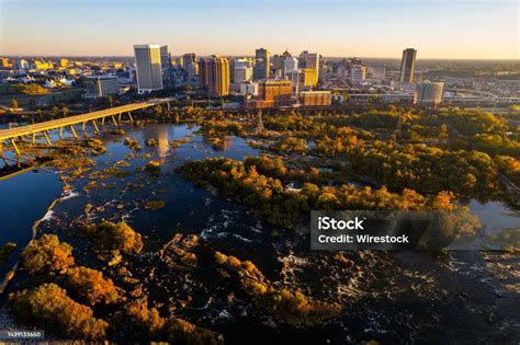 제임스 강 위로 아름 다운 오렌지 일출의 공중보기 리치몬드 버지니아 미국 0명에 대한 스톡 사진 및 기타 이미지 0명 건축 건축물 Istock