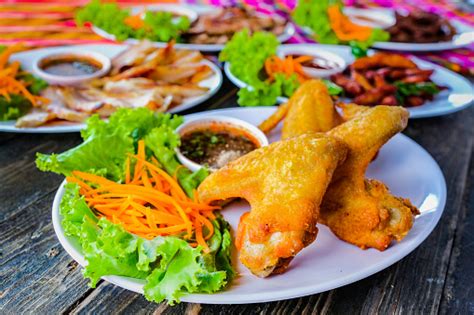 야채와 나무 테이블에 디 핑 소스와 함께 흰색 접시에 튀긴 닭 고기에 대한 스톡 사진 및 기타 이미지 고기 구이 굽기