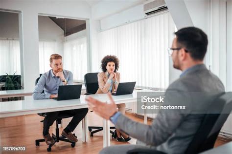 비즈니스 미팅 면접 현대 사무실에서 두 사업가이야기 사업가 3 명에 대한 스톡 사진 및 기타 이미지 3 명 경영자 고객 Istock