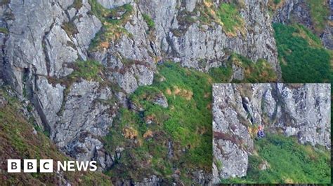 Girl, 13, and father rescued from Cader Idris range - BBC News
