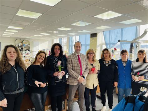 Кметът на Враца Калин Каменов подари над 1 000 цветя снимки