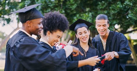 학생 졸업 및 대학에서 다양성에서 함께 전화와 행복 미소 친구 및 대학에서의 교육 학습 및 목표에서의 성공 기억을 위해 스마트 폰으로 공부하기 위해 졸업 장학금에 대한 스톡