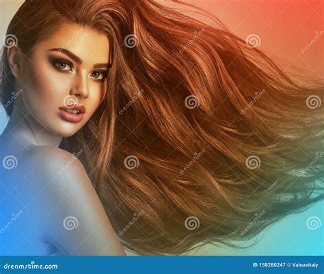 Ritratto Di Una Bella Donna Dai Capelli Lunghi Immagine Stock