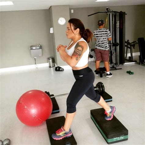 Afundo Com Os Dois Pés Sobre Os Liga Treinamento Físico