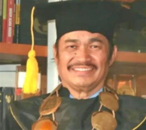Prof Suhandi Cahaya Menulis Adalah Warisan Abadi Ilmuwan