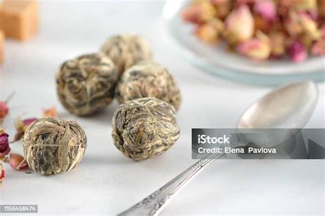 공에 녹차 백그라운드에서 말린 로즈 버드 프레임에 작은 술 0명에 대한 스톡 사진 및 기타 이미지 0명 건강관리와 의술