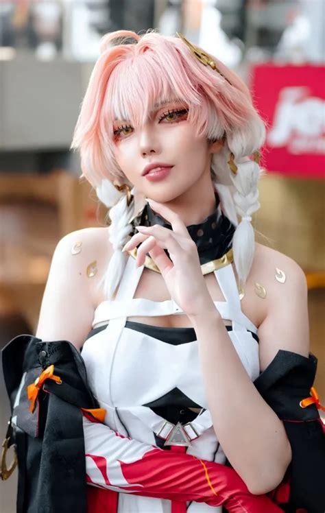 美丽与智慧的双重魅力：泰国coser Ahri完美诠释鸣潮的长离 趣画阁