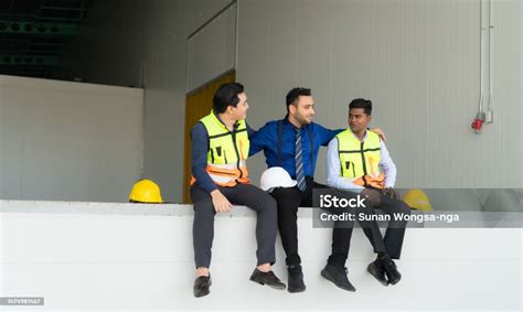 창고 관리자와 두 명의 직원이 대형 창고에서 선반을 정리하는 방법을 처리 한 후 휴식을 취하고 있습니다 건설 현장에 대한 스톡 사진 및 기타 이미지 Istock
