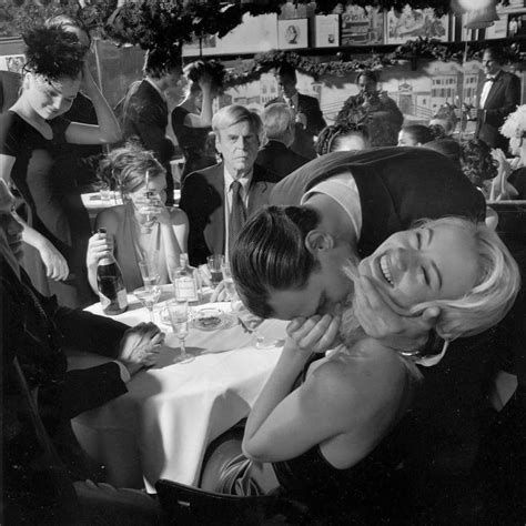 “Өөрийн бүсгүйдээ дурлачихаад түүнийгээ харуулахаас айдаггүй эр хүнээс илүү дур булаам зүйл гэж