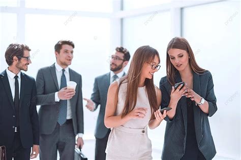 ردهة المكتب تعج بالموظفين الشباب الذين يتبادلون المعلومات صورة الخلفية