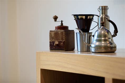 물방울 양조 필터링 된 커피 또는 부 위에 Filterwith Copyspace에 포함 된 구운 지상 커피 콩에 물을 붓는 포함 하는 방법 0명에 대한 스톡 사진 및 기타