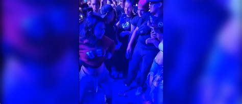 Jovencita Se Queda En Ropa íntima Durante Carnaval En La Calle