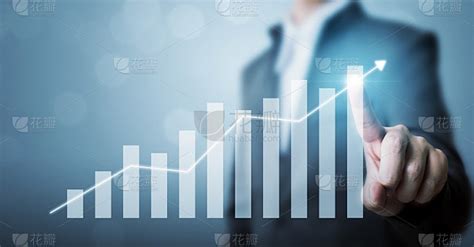 业务发展到成功和不断增长的年度收入增长概念，商人指向箭头图企业未来增长计划