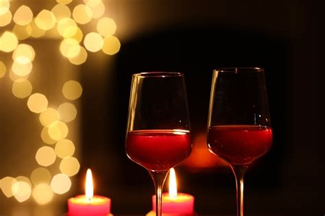 흐릿한 불빛에 대한 와인 잔과 양초 텍스트를위한 공간이있는 근접 촬영 낭만적 인 저녁 식사 0명에 대한 스톡 사진 및 기타 이미지 Istock