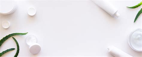 흰색 스퀴즈 튜브 알로에 베라 추출물 플랫 크림 병은 흰색 배경 상단 보기 복사 공간에 누워 있습니다 뷰티 스킨케어 천연 화장품 데일리 제품 긴 배너 0명에 대한 스톡 사진