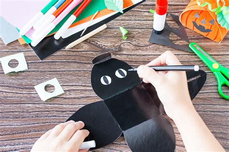 선물 상자 검은 고양이 할로윈을 만듭니다 아이 상자 응용 프로그램의 세부 사항을 그립니다 어린이 예술 프로젝트 어린이 위한 공예