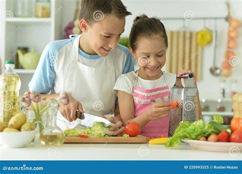 Lindo Hermano Y Hermana Cocinando Juntos En La Cocina Imagen De Archivo