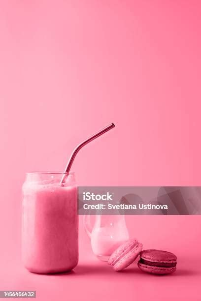 크림과 마카롱을 곁들인 키 큰 유리잔에 담긴 아이스 커피 한 잔은 2023년의 트렌디한 마젠타 색상으로 톤을 바꿉니다 0명에 대한 스톡 사진 및 기타 이미지 Istock