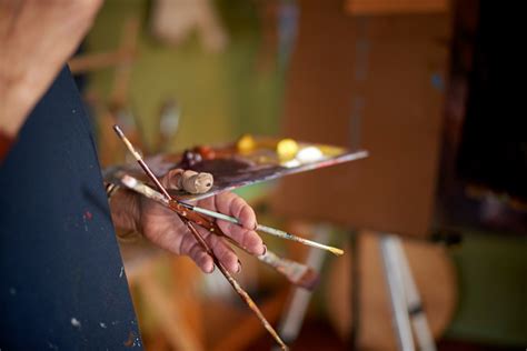 창조적 인 예술가 또는 화가는 컬러 페인트와 캔버스로 아트 스튜디오에서 그림을 그립니다 예술 디자인 학생 또는 창의력 프로젝트에 종사하는 전문가 색상 실험 또는 학습 기술